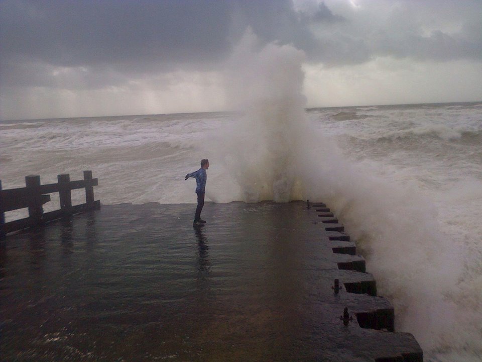 Muere un adolescente que desafiaba las olas en Inglaterra